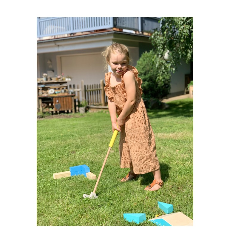 Complete wooden mini-golf set